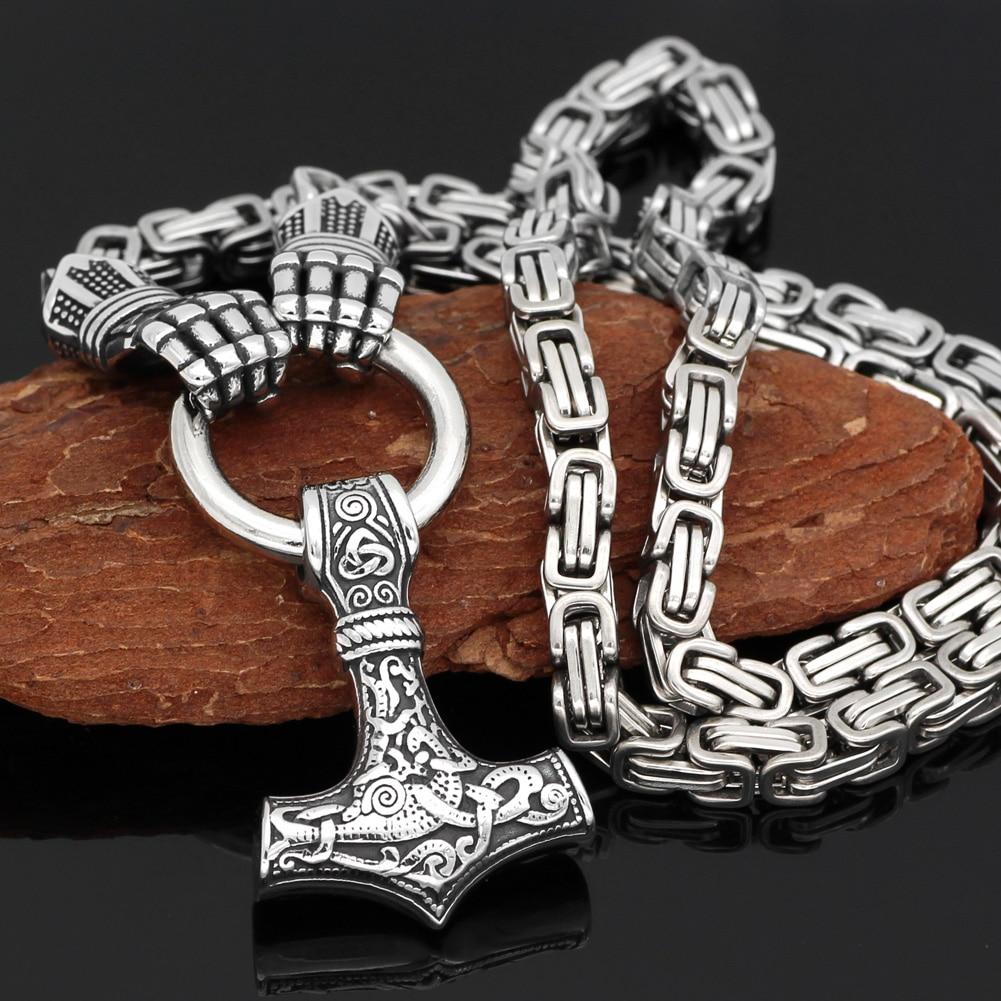 King Chain Featuring Berserker Holding A Mjolnir Pendant – Valhalla Vikings